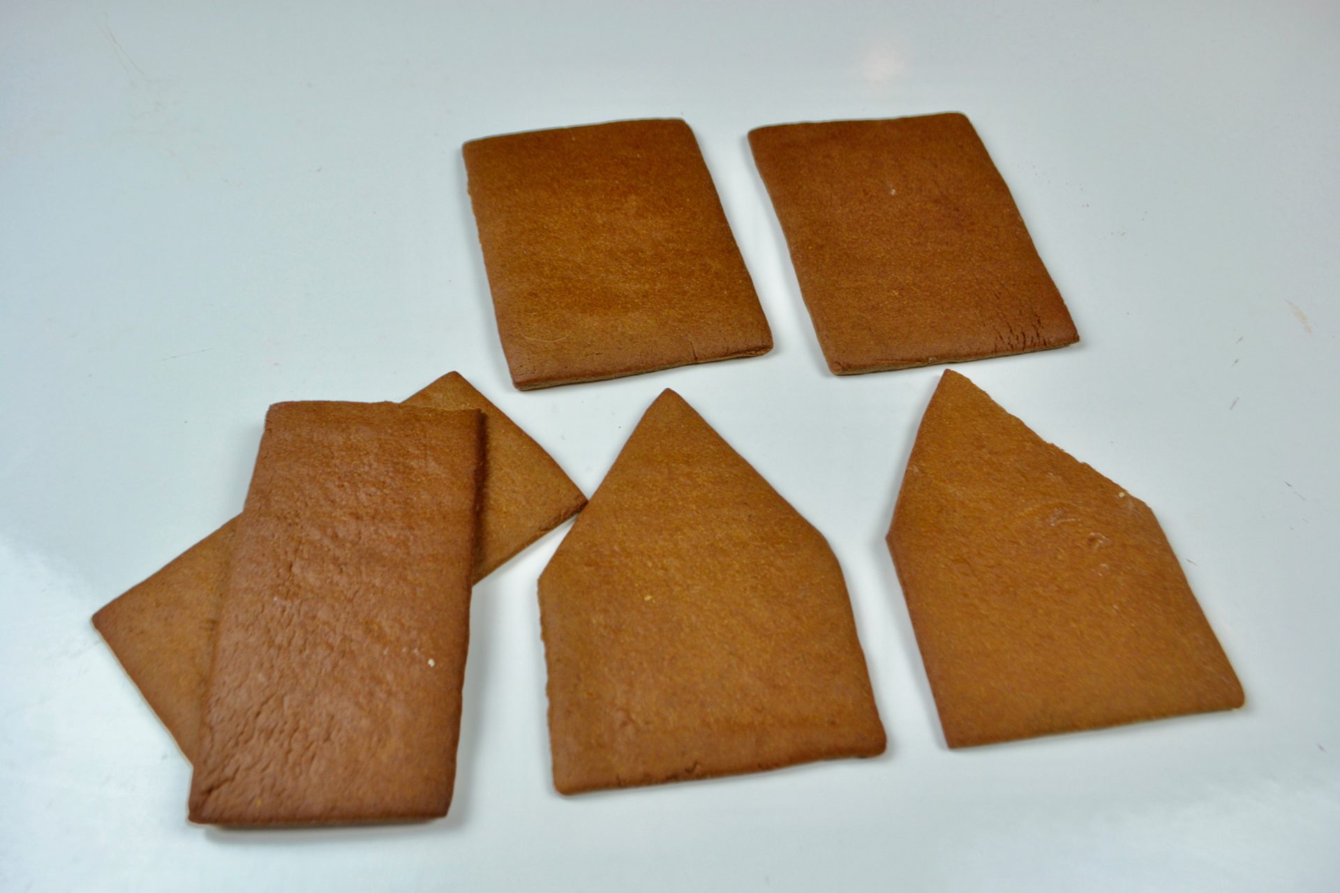 DIY Gingerbread House for Christmas Table-scape - Liz Bushong